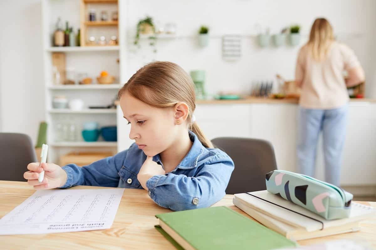 Comment motiver son enfant à faire ses devoirs : 5 conseils